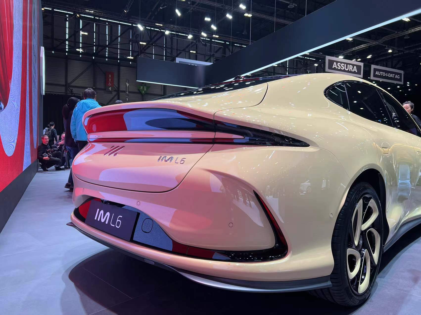 抢先拍摄，智己L6日内瓦车展全球首发，“老外”震惊了