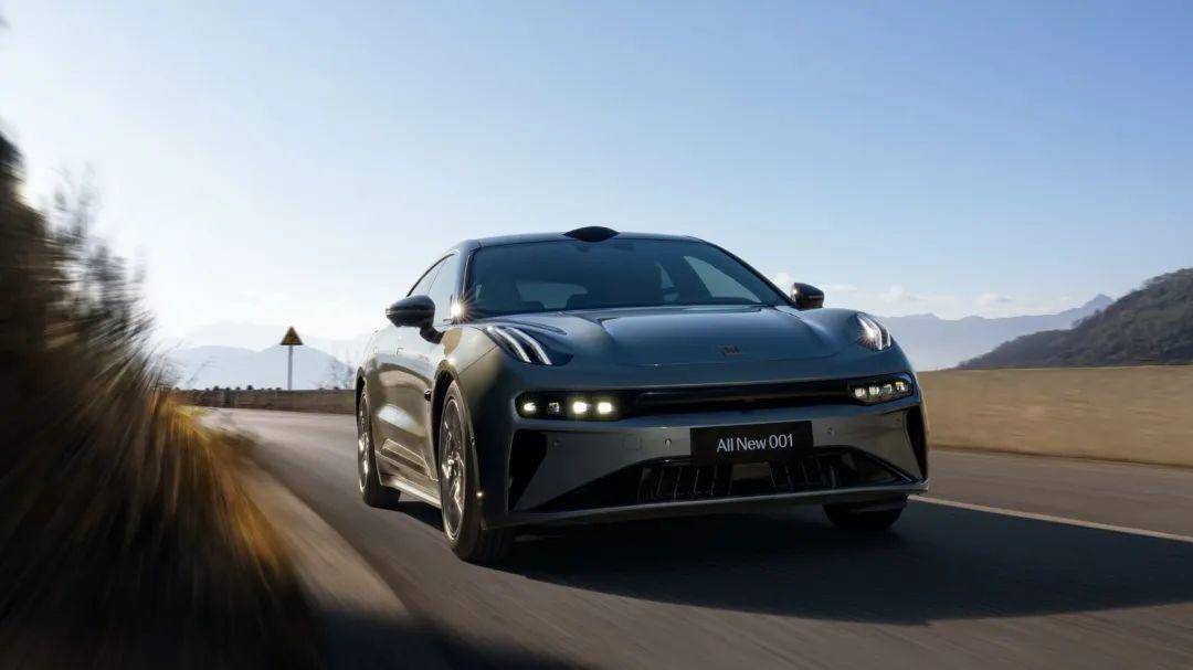 新款极氪001升级的有点猛 标配双腔空悬、800V平台、8295芯片