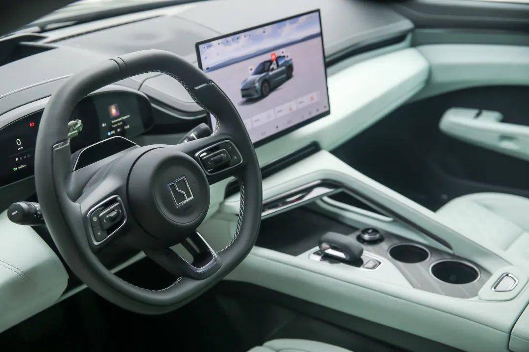 新款极氪001升级的有点猛 标配双腔空悬、800V平台、8295芯片