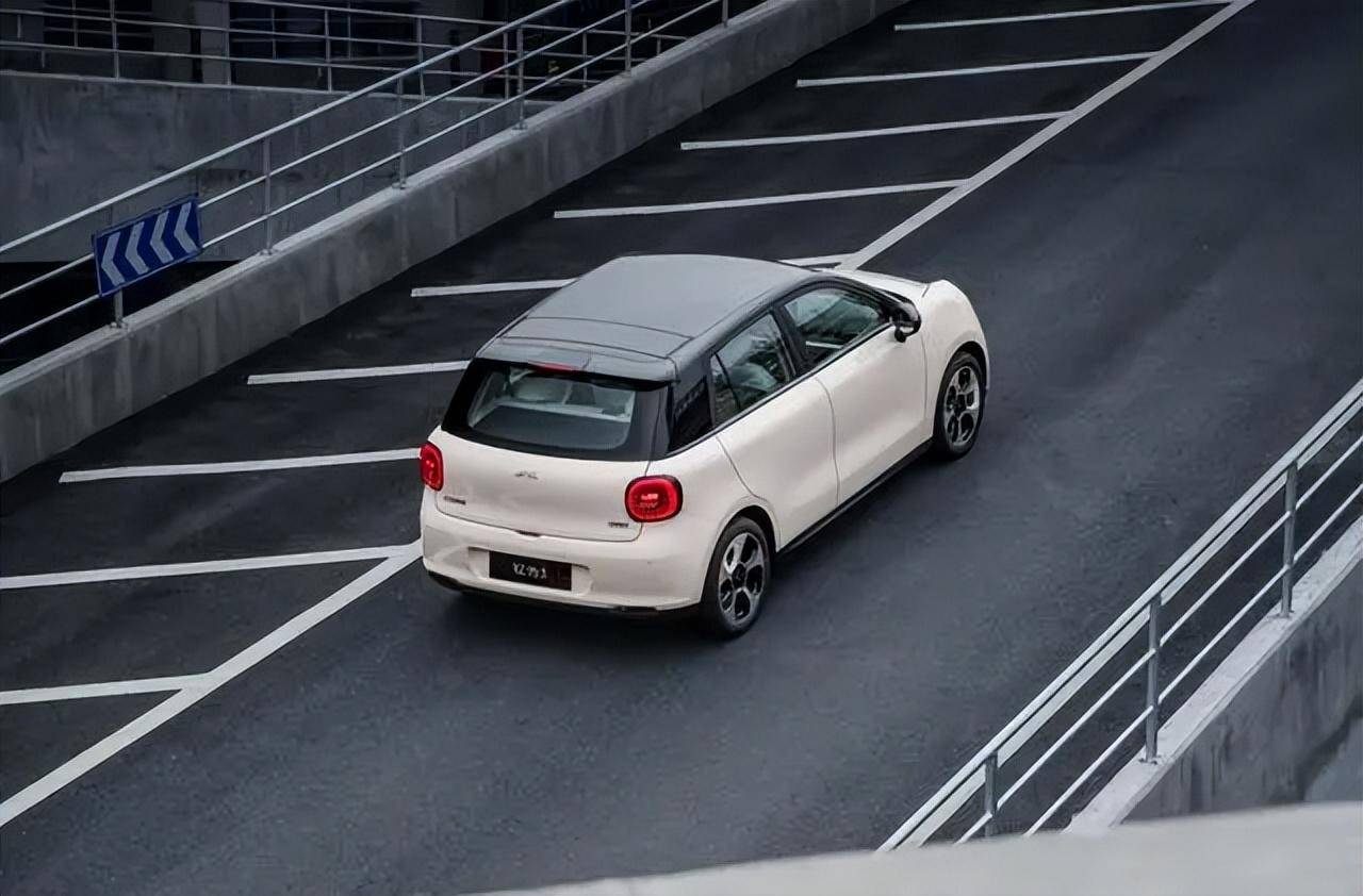 江淮钇为3下调售价：505km冠军版降至9.49万元，剑指比亚迪海豚