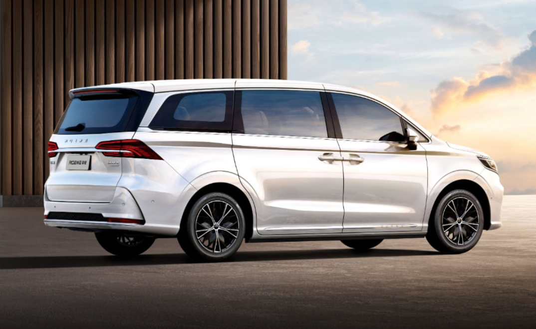 MPV就得买GL8？这款配置更高、价格更诱人的荣威iMAX8，不香吗？