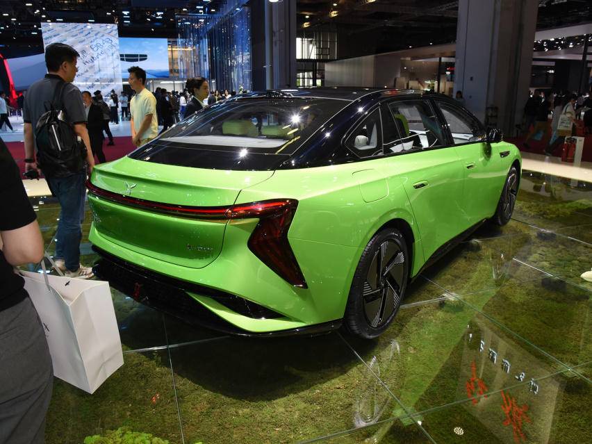 红旗EH7要来了，最大续航800km，加速3.9秒，还有换电版