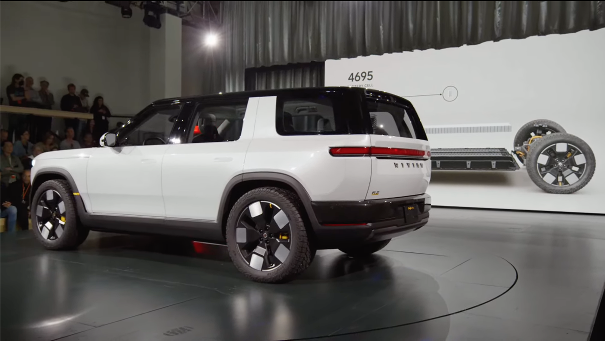 2026年Rivian R2揭秘：一款起价为45,000美元的较小电动SUV