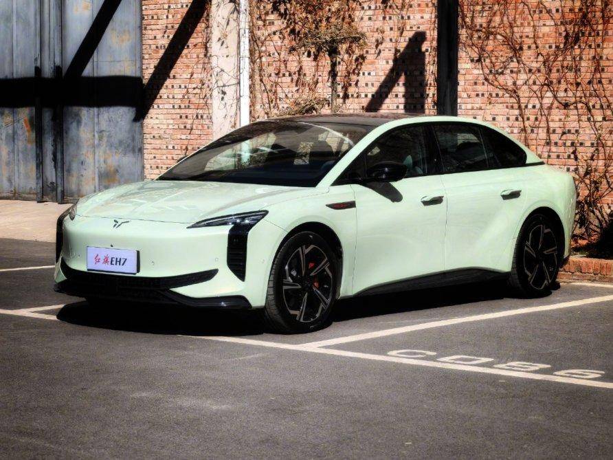 3.5s破百820km续航！红旗新能源首款车型红旗EH7上市22.98万起售