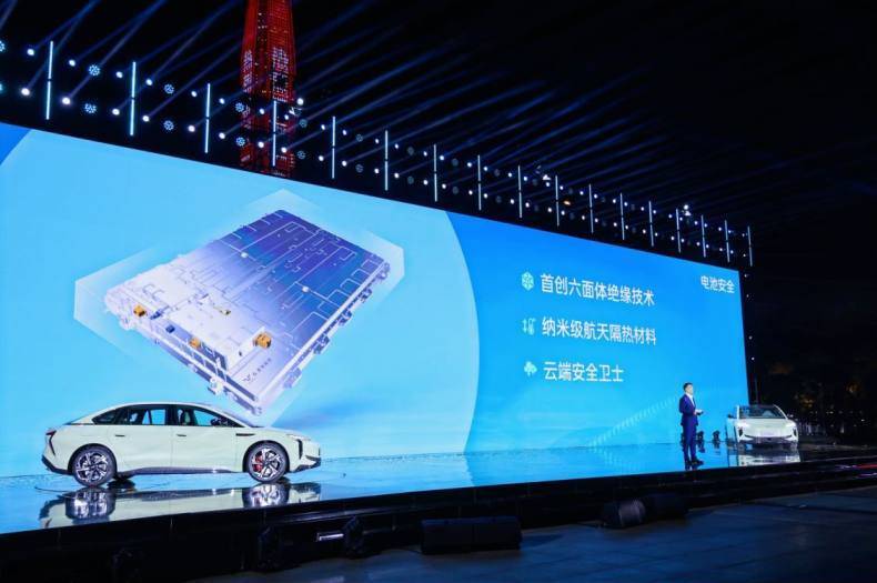 3.5s破百820km续航！红旗新能源首款车型红旗EH7上市22.98万起售