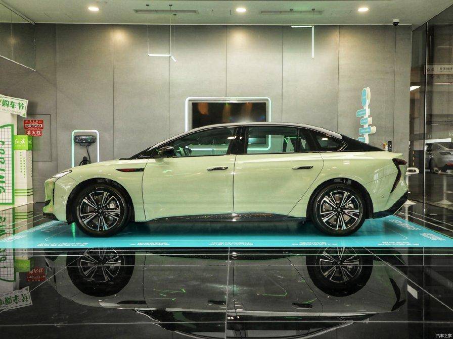 3.5s破百820km续航！红旗新能源首款车型红旗EH7上市22.98万起售