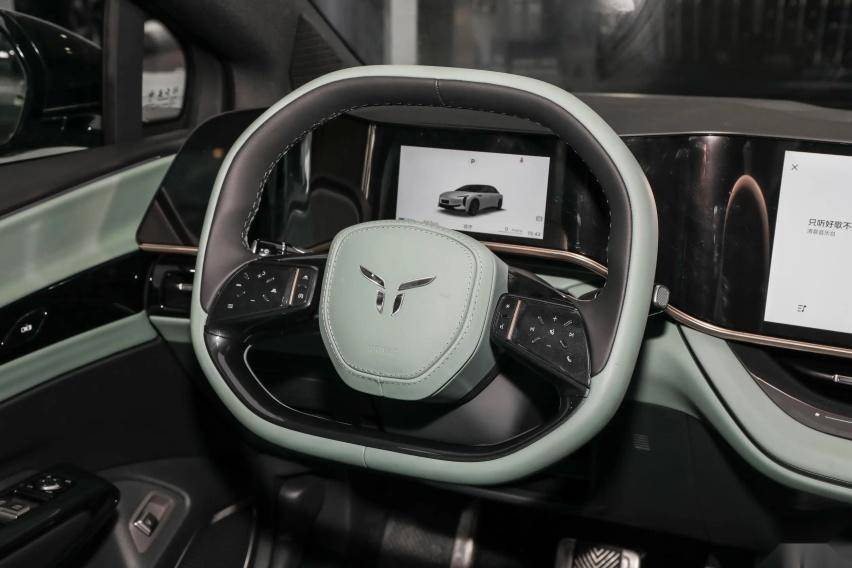 两驱动力超小米SU7，22.98万起售，3米轴距，红旗EH7上市