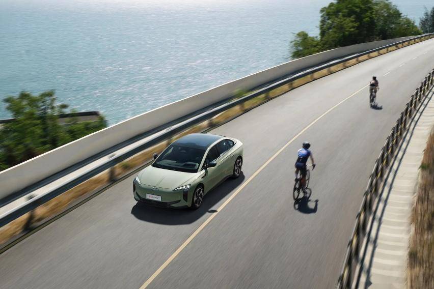 两驱动力超小米SU7，22.98万起售，3米轴距，红旗EH7上市