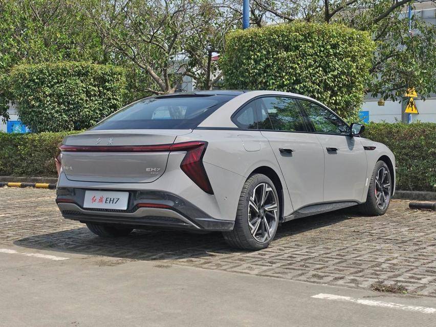 两驱动力超小米SU7，22.98万起售，3米轴距，红旗EH7上市