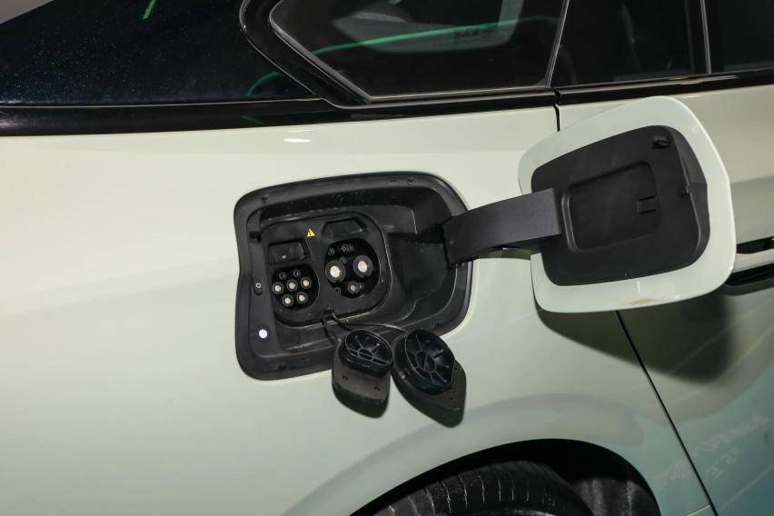 两驱动力超小米SU7，22.98万起售，3米轴距，红旗EH7上市