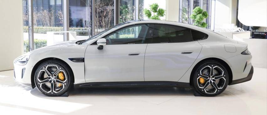 两驱动力超小米SU7，22.98万起售，3米轴距，红旗EH7上市