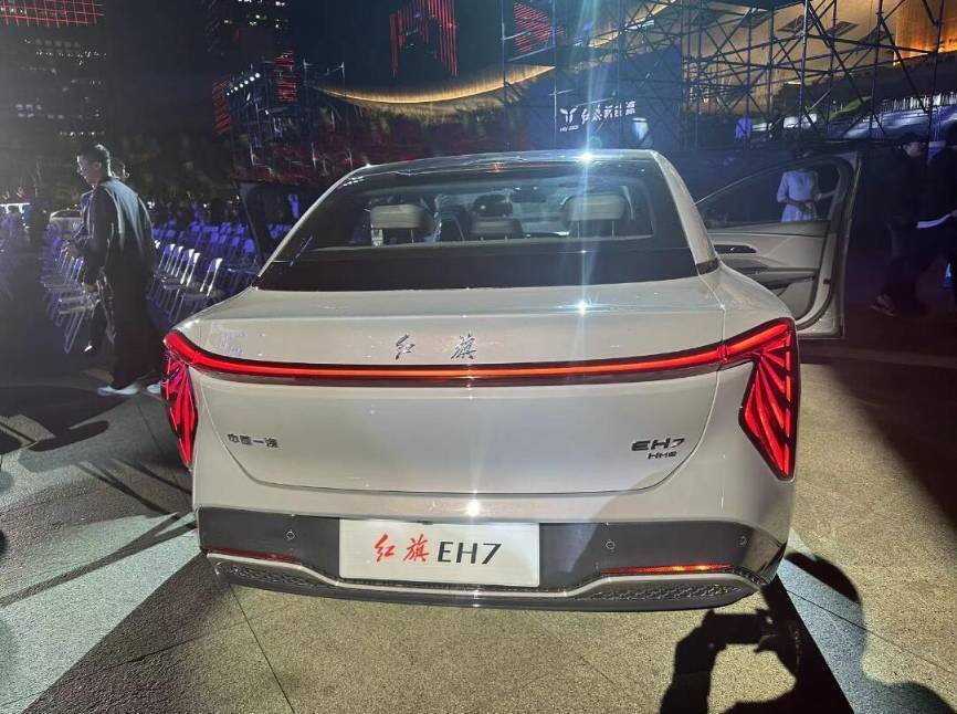 最高可享10万元权益 红旗EH7上市 22.98万起 给小米SU7打个样