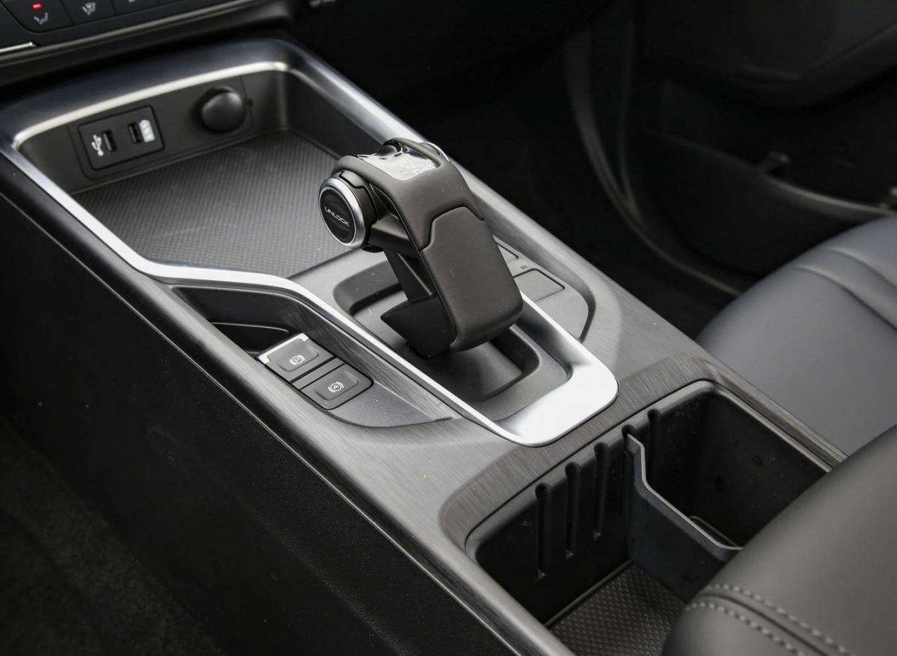 9.98万，买2.0T+采埃孚8AT，四驱才11.38万，1.8米纯平长箱