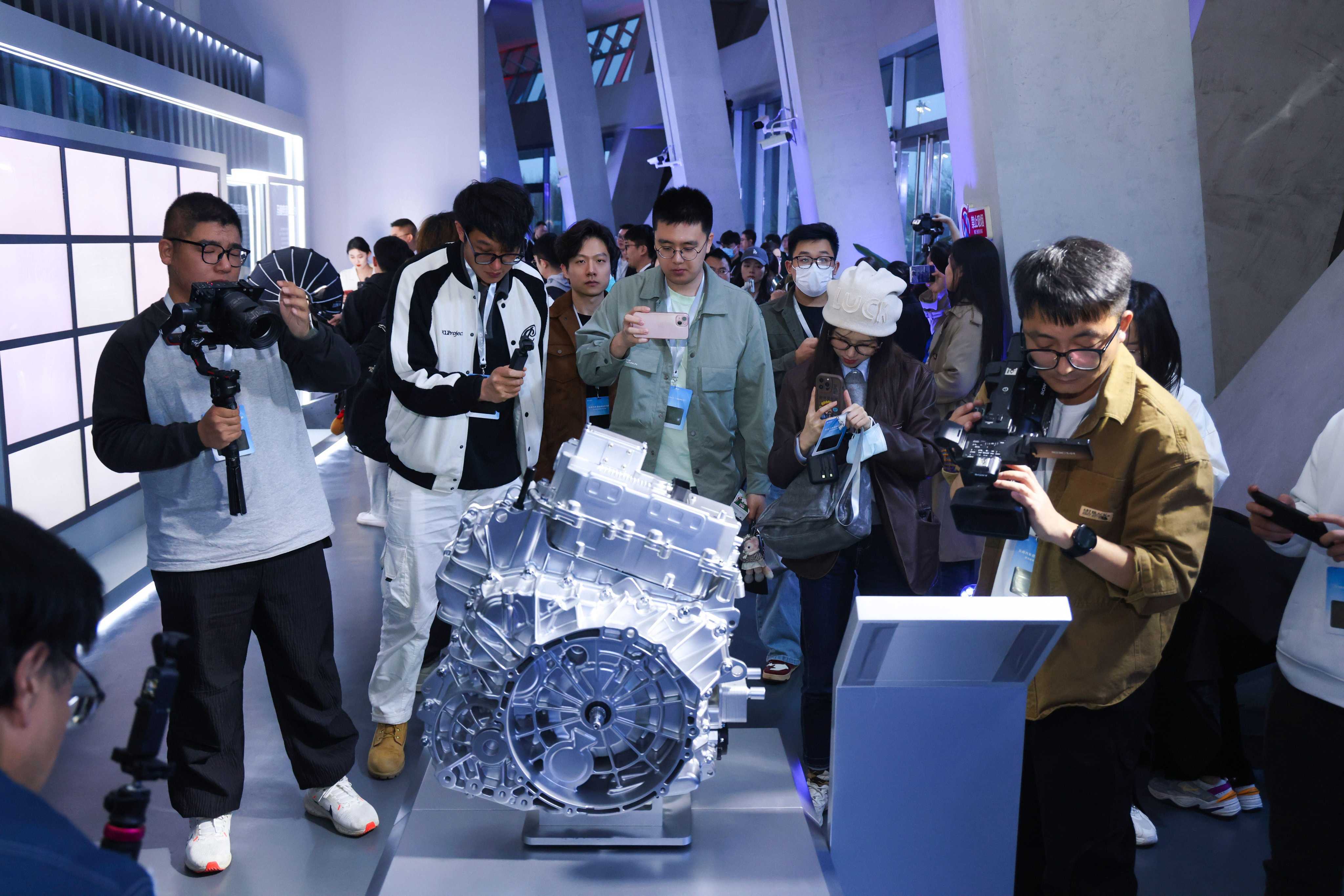 东风马赫电混PHREV技术发布，风神L7亮相，可增程可插混可纯电