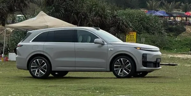 理想丨家族式设计，理想L6实车亮相，尺寸更小、价格更便宜