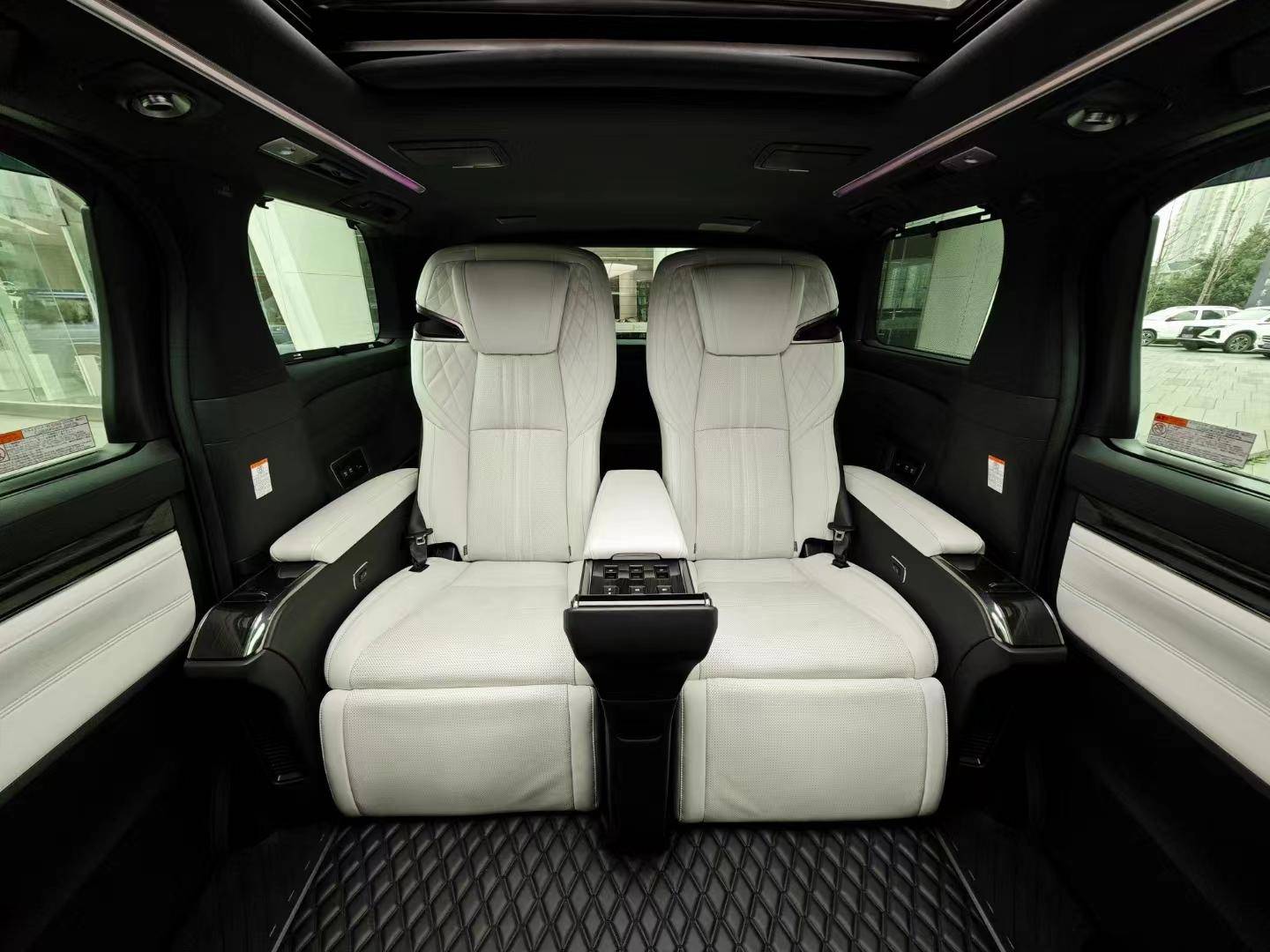 日产高端保姆车，雷克萨斯LM300H，四座御世版，稀缺黑米