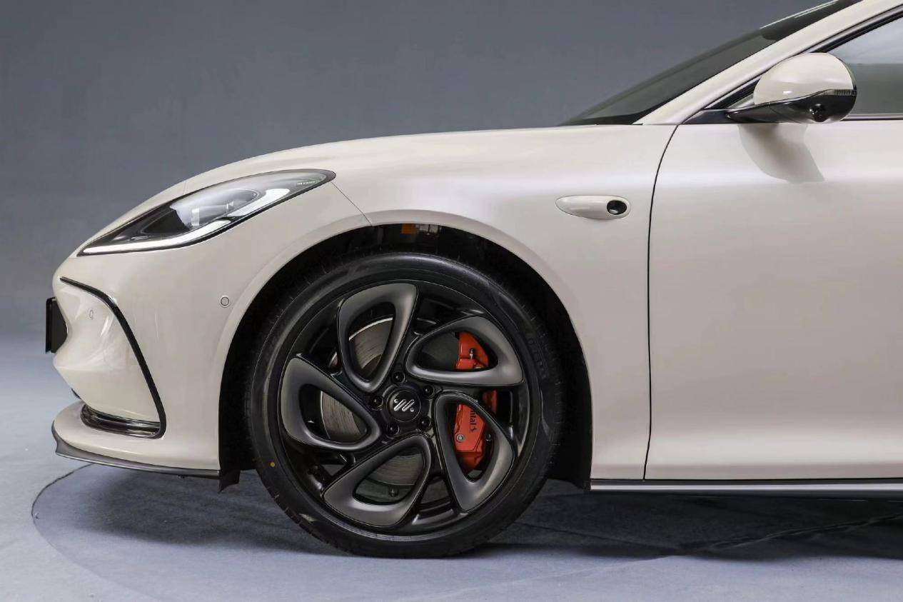 固态电池上车、卖23-33万，智己L6专打小米SU7？