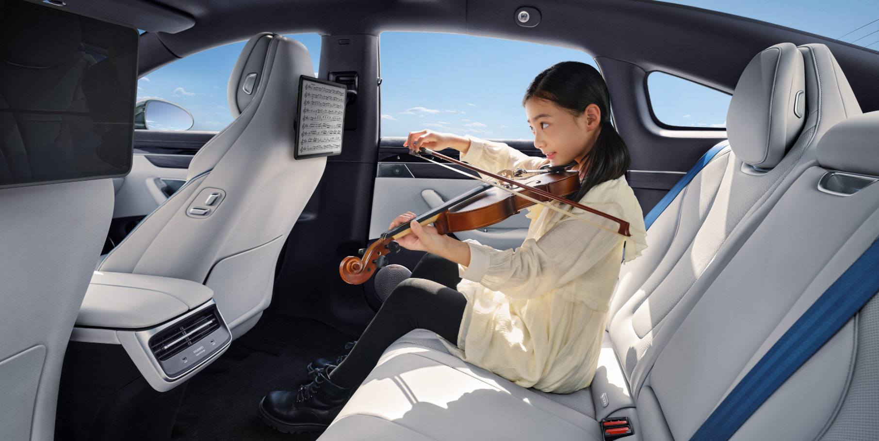 全新智界S7 24.98万起售 面对价格更低的小米SU7消费者该如何选择？