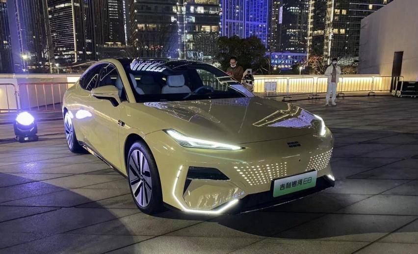 吉利银河E8龙腾版，16.58万起，汉EV都不敢这么整