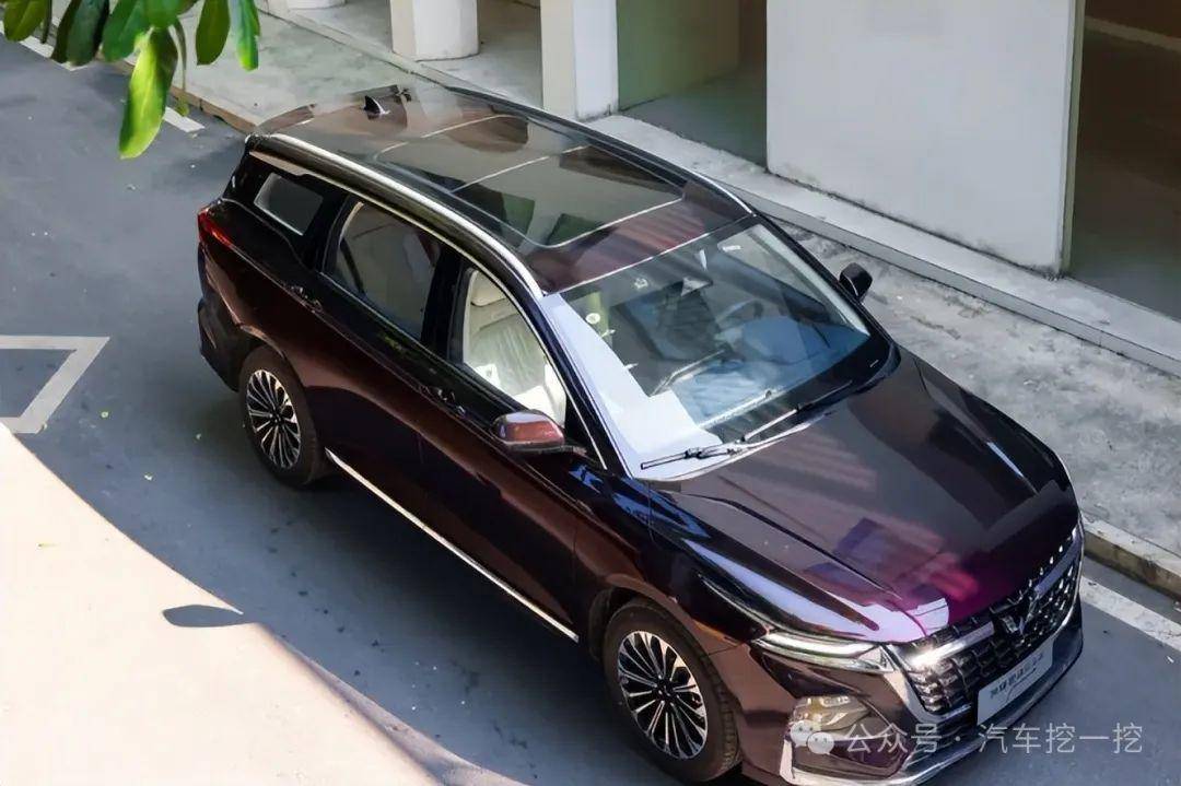 五菱最高端的MPV来了！6个魔术座椅，4.75L油耗，才卖7.34万起
