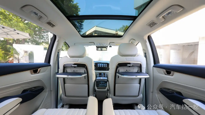 五菱最高端的MPV来了！6个魔术座椅，4.75L油耗，才卖7.34万起