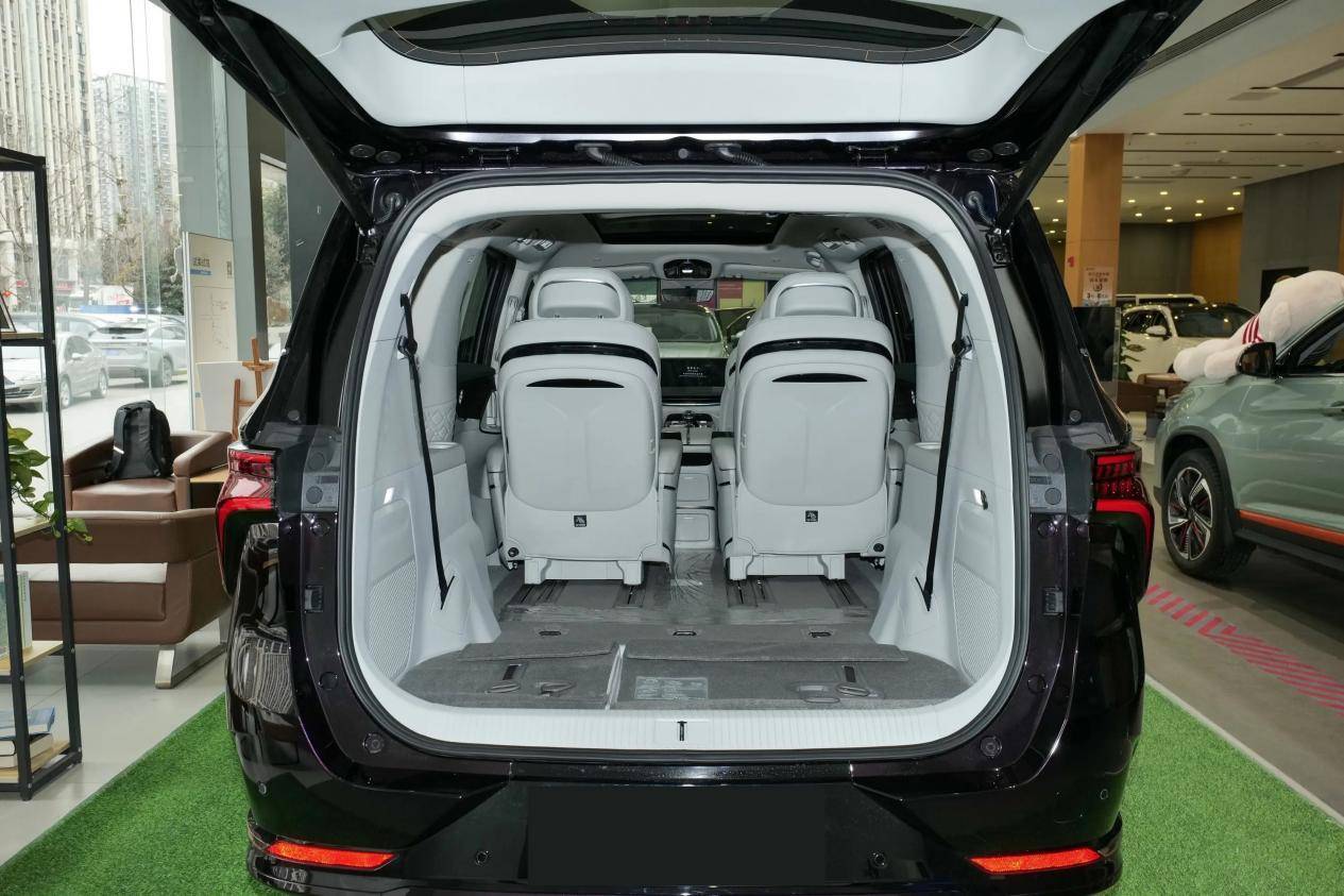 长超5.2米插混MPV，二排航空座椅，三排能放平，200km续航，17.99万起