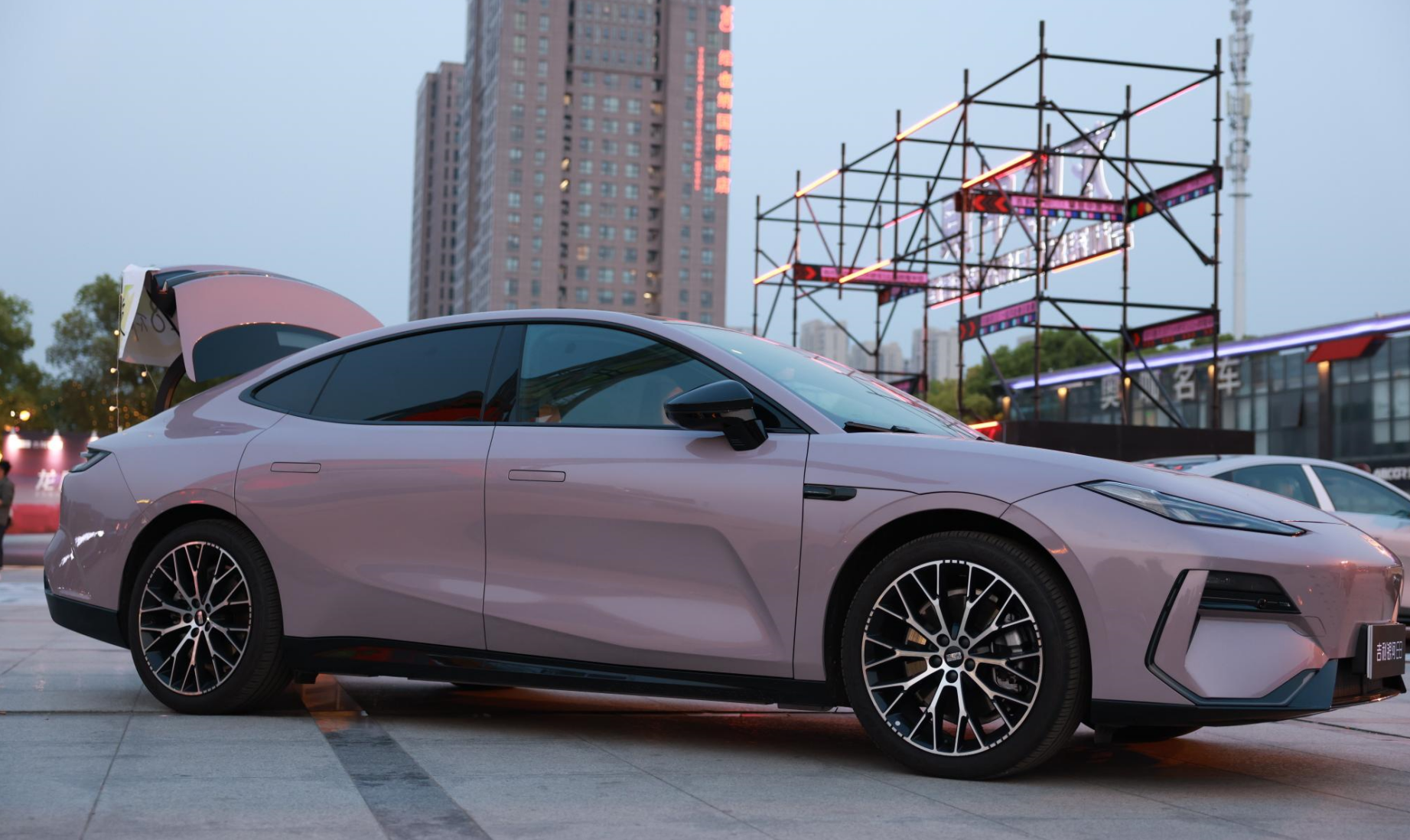 银河丨银河E8挑战赛，百公里加速达到3.49秒，21.58万对标小米SU7