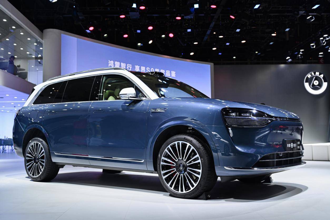 享界S9、问界新M5亮相北京车展，鸿蒙智行大秀品牌全家福