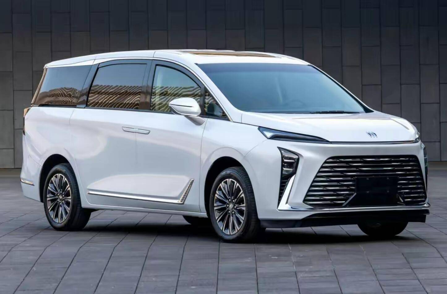 女子购买别克GL8新车，发现前挡风玻璃疑似更换，4S店称是厂家更换