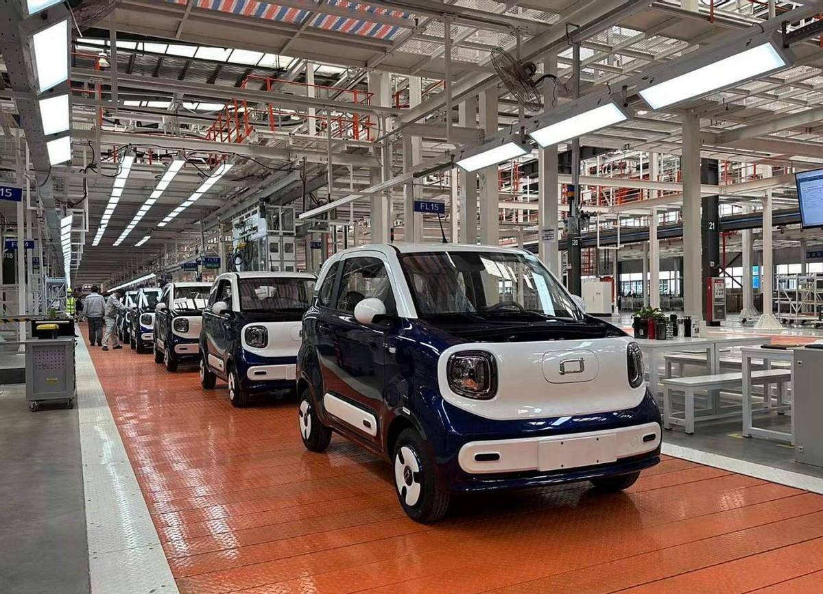 五菱宏光MINIEV迎来新对手，奔腾小马正式下线，预售价2.89万元起