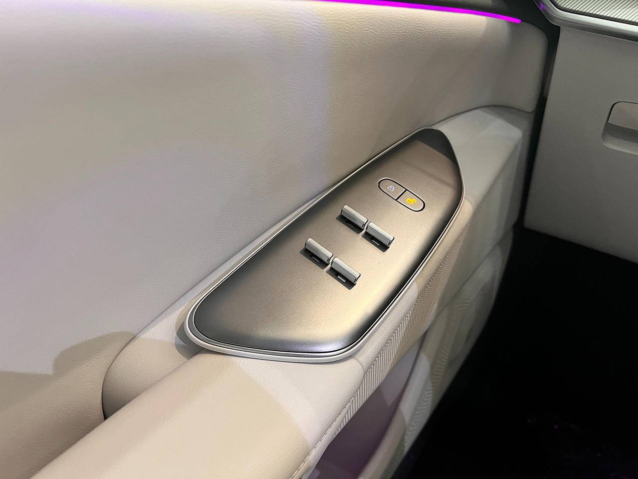 预算够不到小米SU7/智己L6？可以考虑一下TA——极狐阿尔法S5实拍