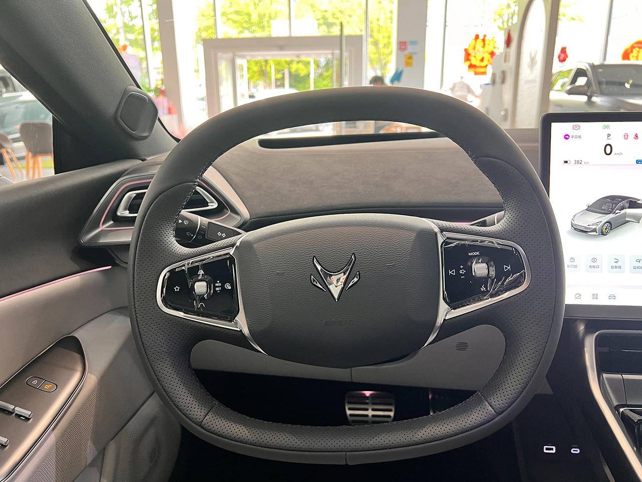 预算够不到小米SU7/智己L6？可以考虑一下TA——极狐阿尔法S5实拍