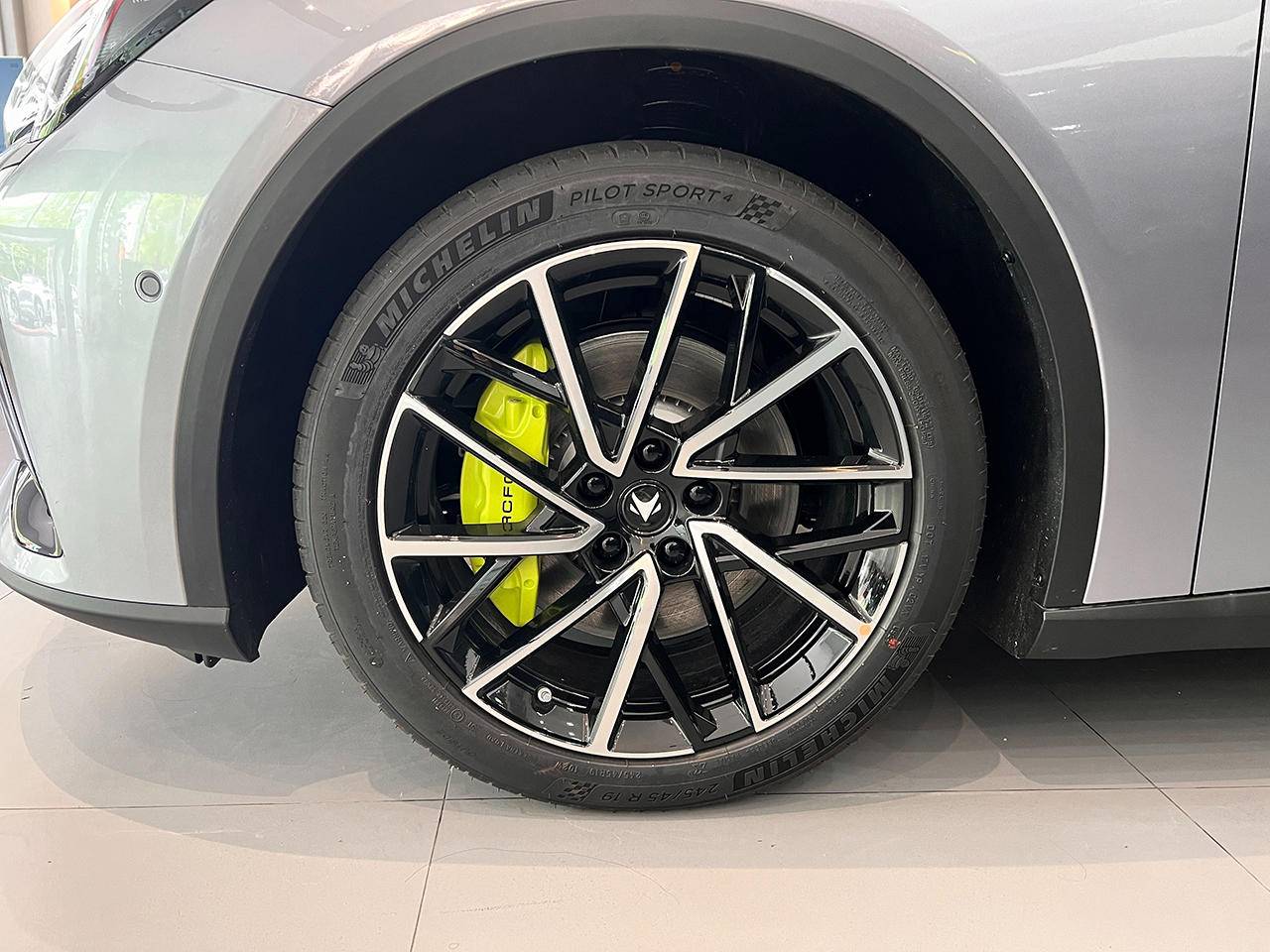 预算够不到小米SU7/智己L6？可以考虑一下TA——极狐阿尔法S5实拍