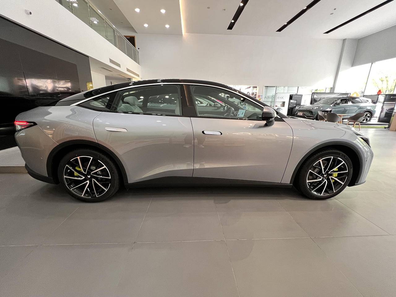 预算够不到小米SU7/智己L6？可以考虑一下TA——极狐阿尔法S5实拍