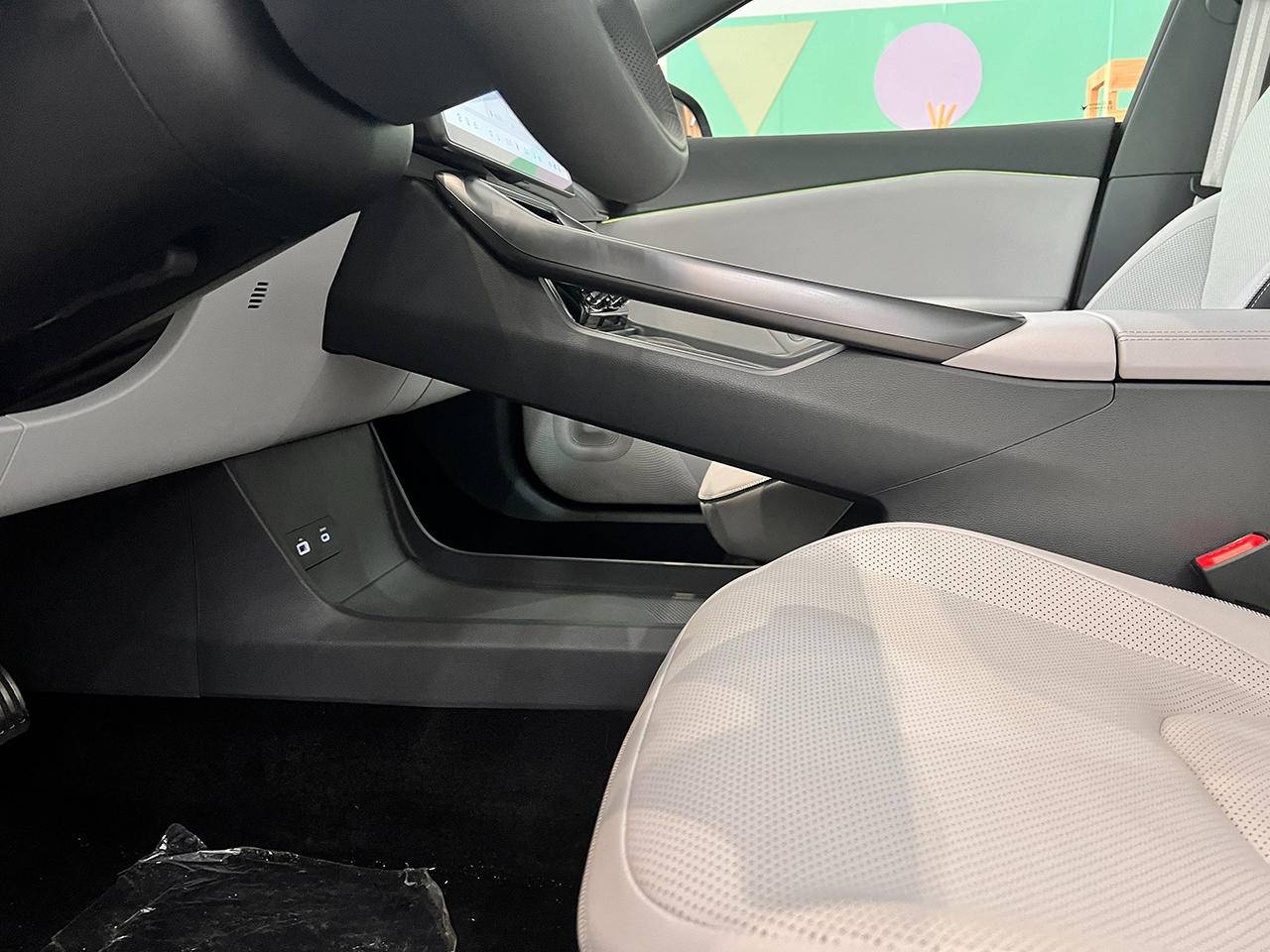 预算够不到小米SU7/智己L6？可以考虑一下TA——极狐阿尔法S5实拍