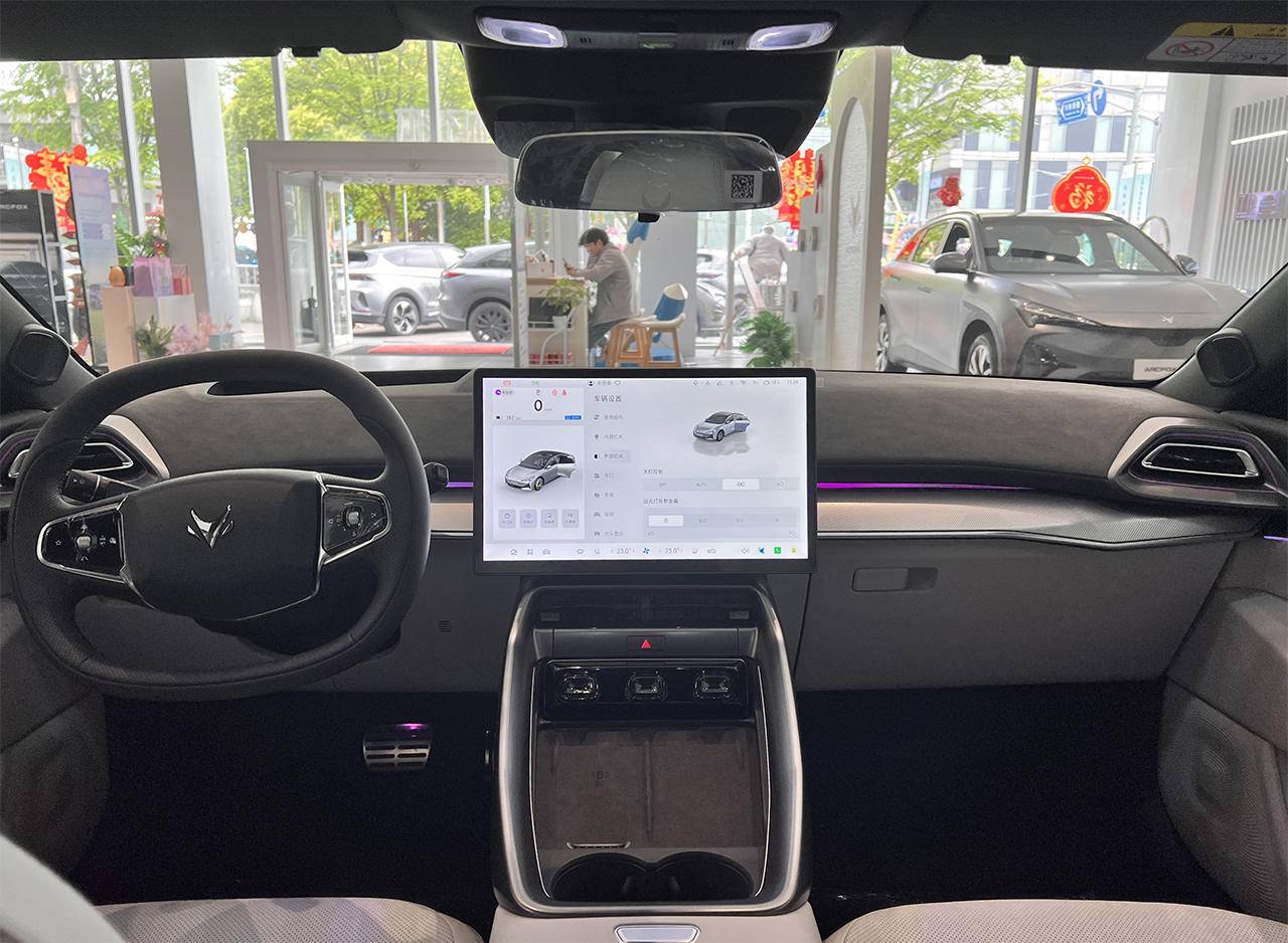 预算够不到小米SU7/智己L6？可以考虑一下TA——极狐阿尔法S5实拍