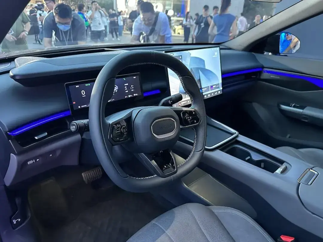 魅族车机、全景声、后排也装Pad，领克07EM-P座舱是卖点