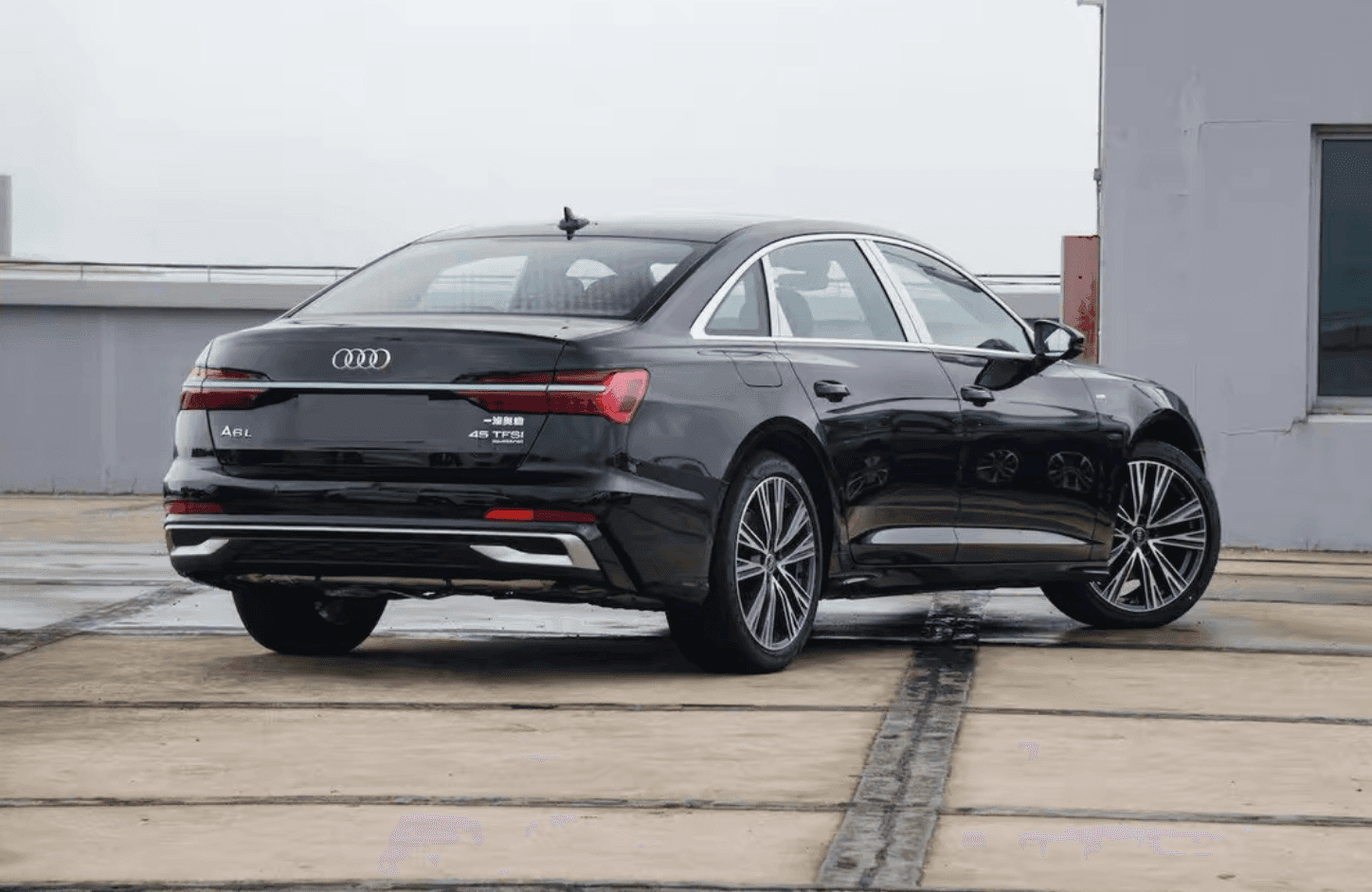 奥迪A6L新车仅7个月就自燃了，此前多次出现发动机故障提示