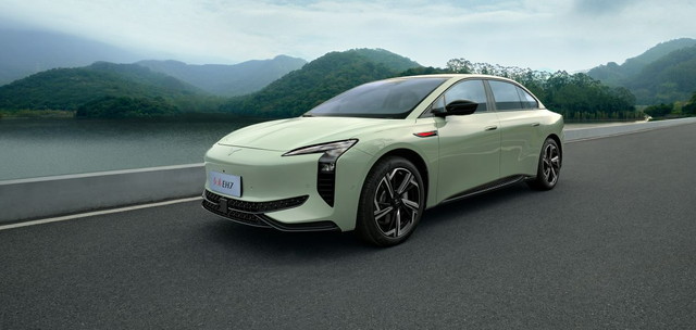 红旗EH7定位中大型车，超800KM的纯电续航，解决续航焦虑