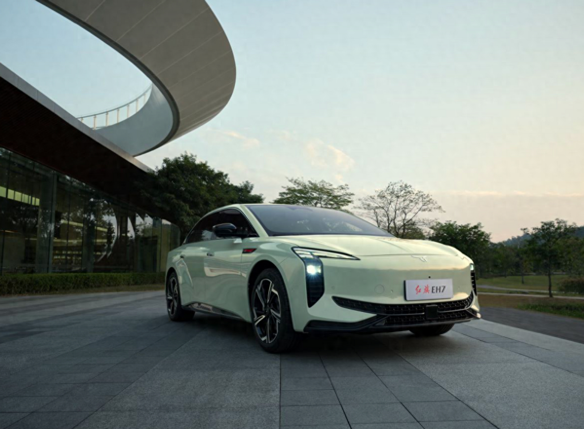 22.98万起的红旗EH7，靠什么成为国民“安心驾享”纯电座驾？