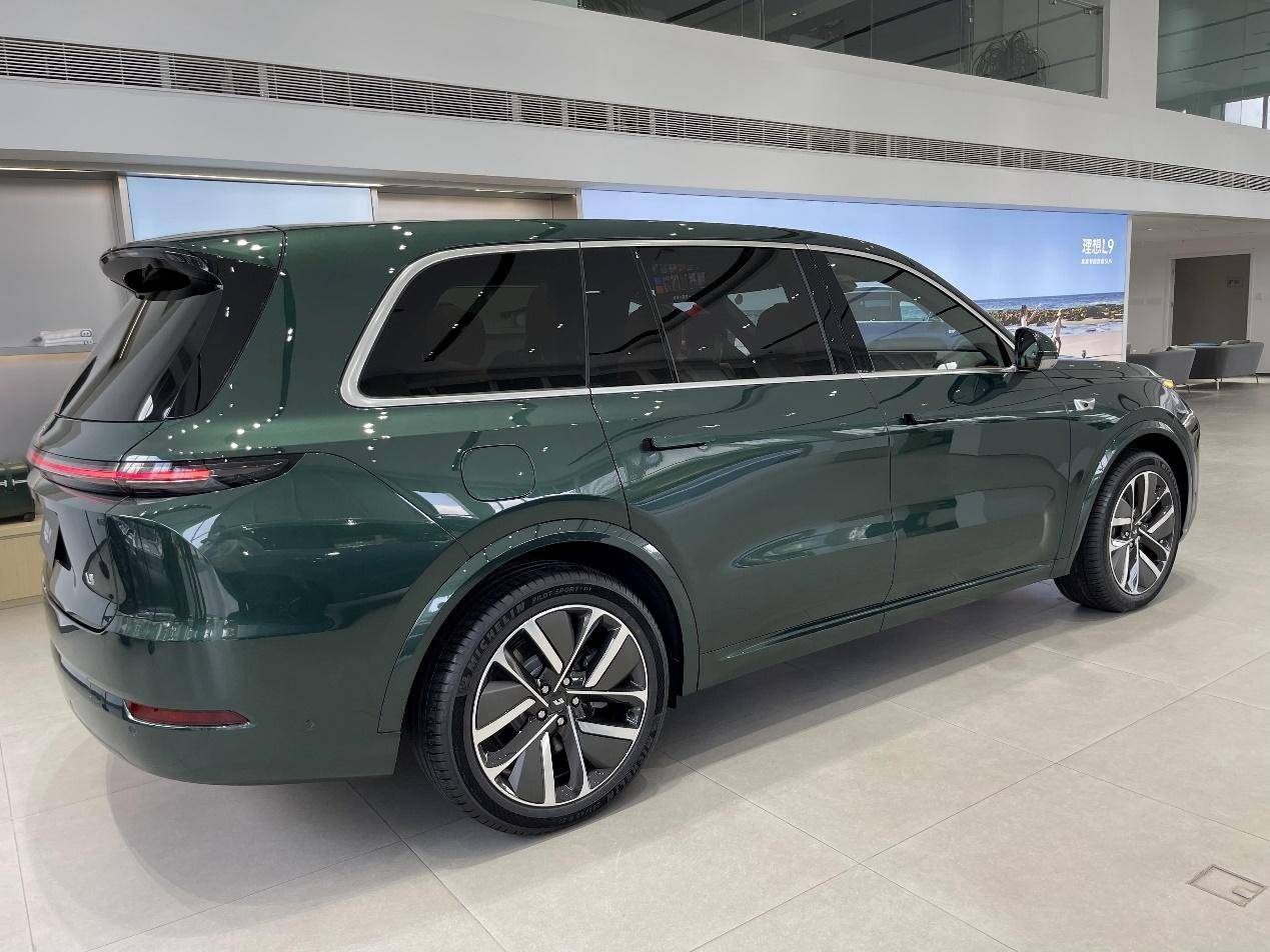 50万左右问界M9和理想L9怎么选？问界M9贵的12万贵在哪里？