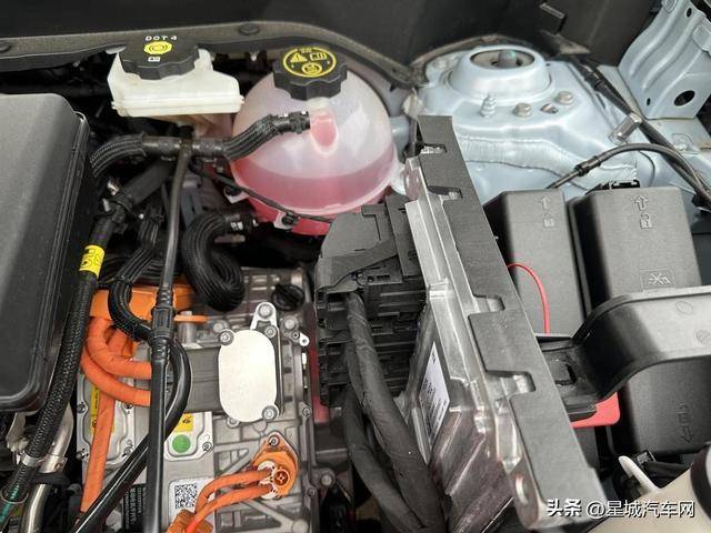 雪佛兰探界者Plus插混SUV、高通骁龙8155芯片、标配L2级驾驶辅助