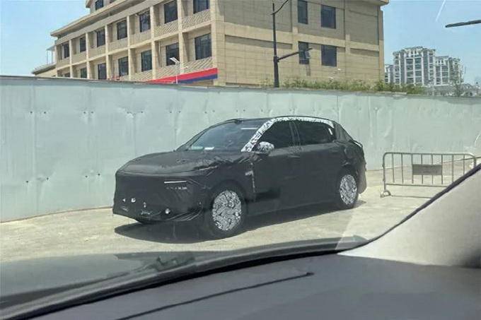 极氪CX1E谍照流出：中大型SUV新星，800伏高压技术引领潮流