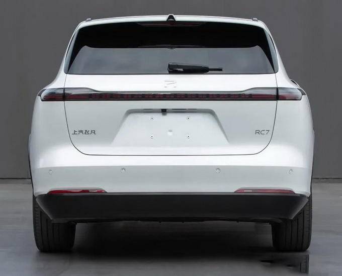 飞凡RC7内饰曝光：大连屏设计引领潮流还是审美疲劳？