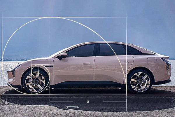 媲美小米SU7，续航620Km，小鹏MONA M03的竞品是特斯拉Model 3？