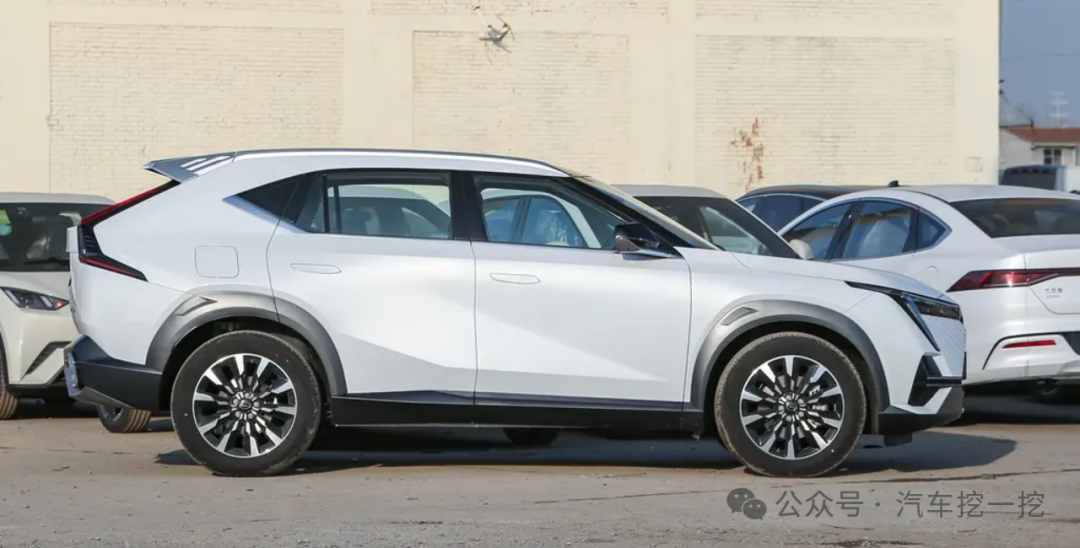 传祺SUV终于降价了！252马力配8AT，跌至9万起，总算没白等