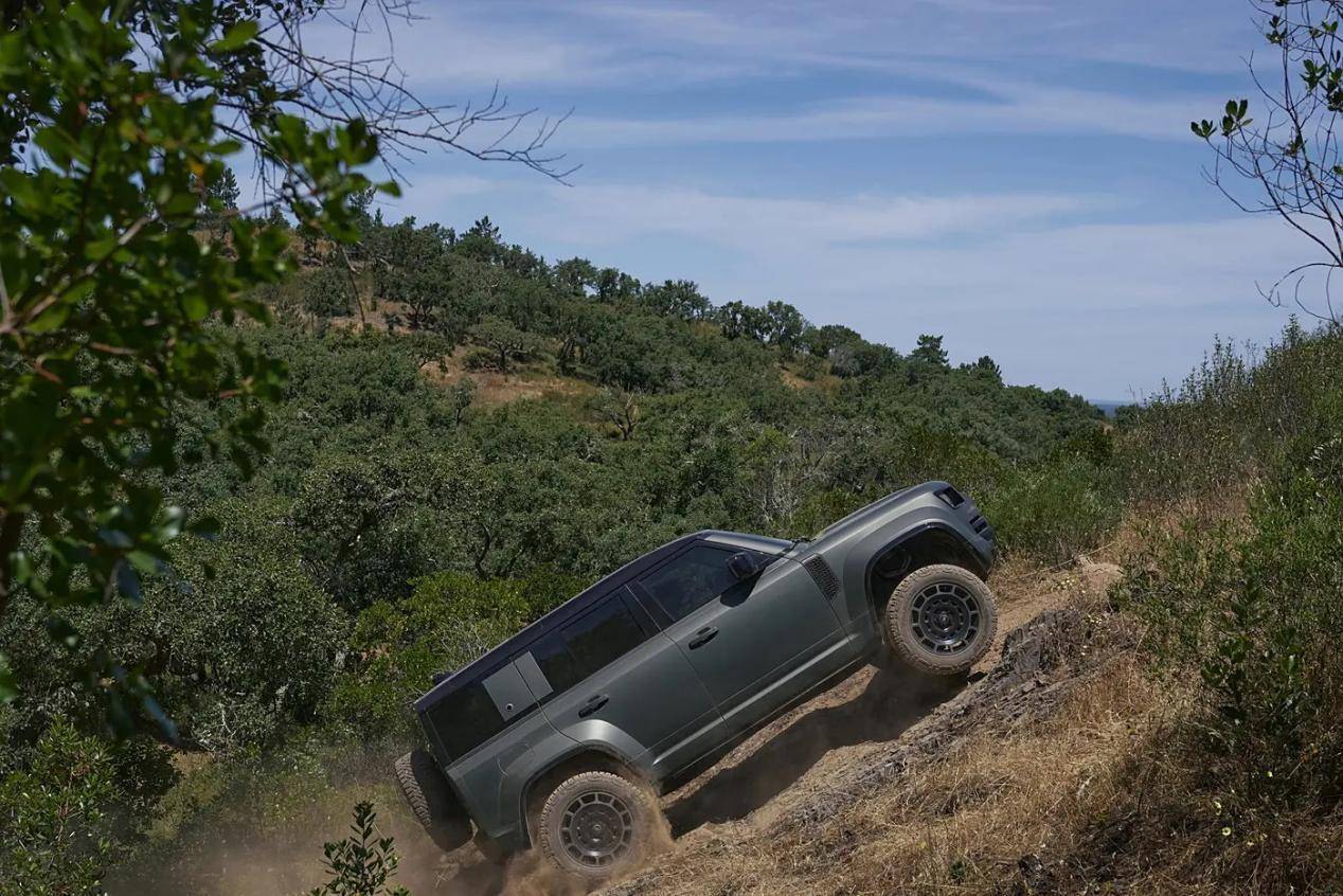 死磕奔驰G63？有史以来最强路虎卫士，搭4.4T V8，4秒破百，配6D智能动态底盘