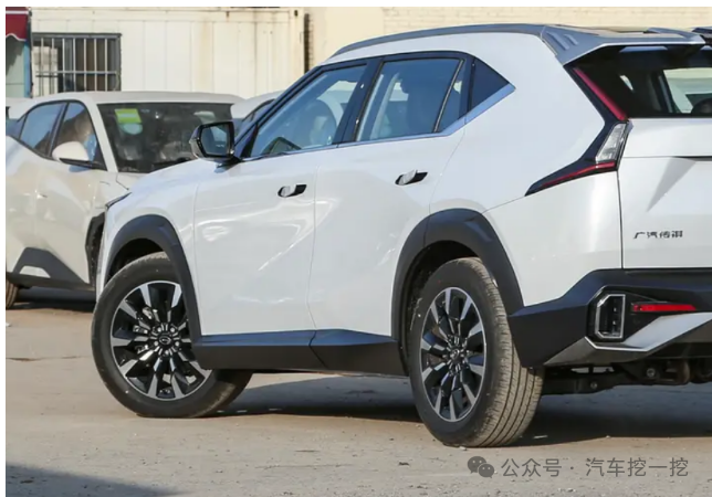 传祺SUV终于降价了！252马力配8AT，跌至9万起，总算没白等