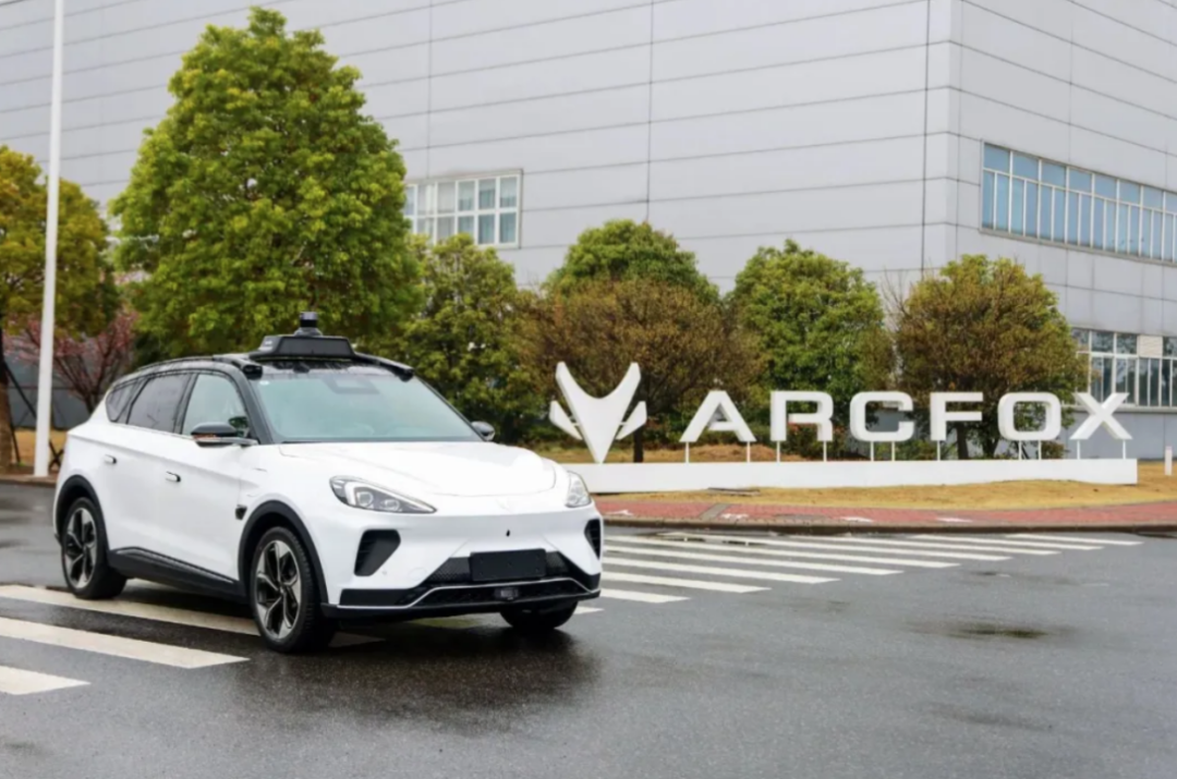 萝卜快跑爆单背后，北汽极狐拿下Robotaxi第一车