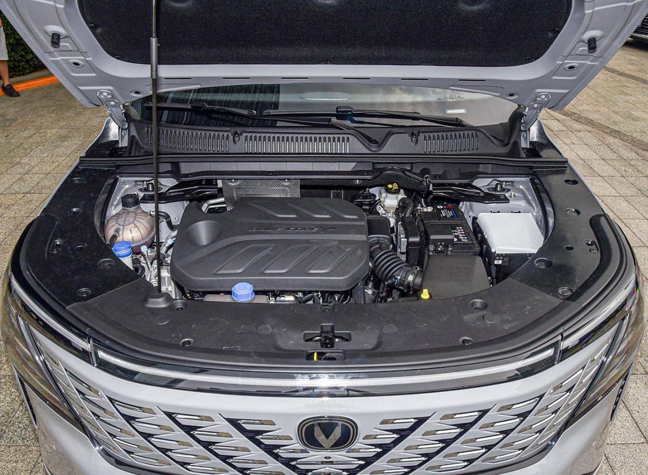 竞争哈弗H6，全新长安CS75PLUS亮相，2.8米轴距，配三联屏+零重力座椅